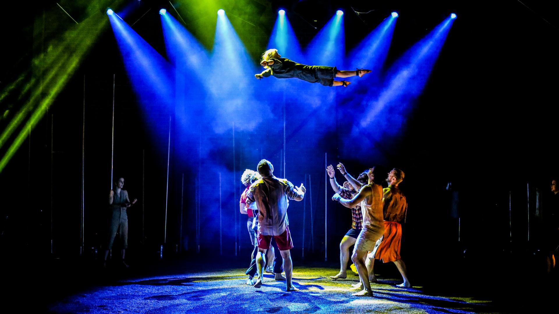 Toss Jo mid flight-Carnival Cinema.jpg | Espace Malraux - Joué-lès-Tours